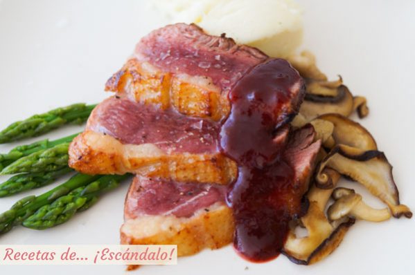 Magret de pato con salsa de frambuesas, espárragos y setas - Recetas de ...