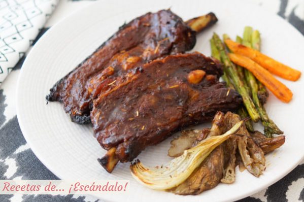 Churrasco de ternera al horno con salsa barbacoa y verduras asadas ...