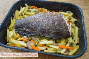 Receta de mero al horno con patatas, zanahorias y chalotas - Recetas de ...