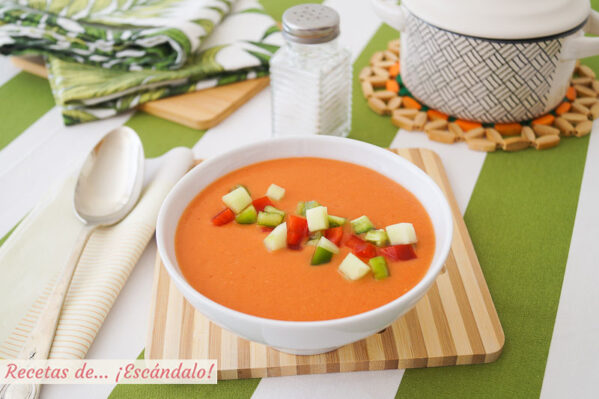 Sopa de picadillo con pollo, huevo y jamón. Receta tradicional andaluza